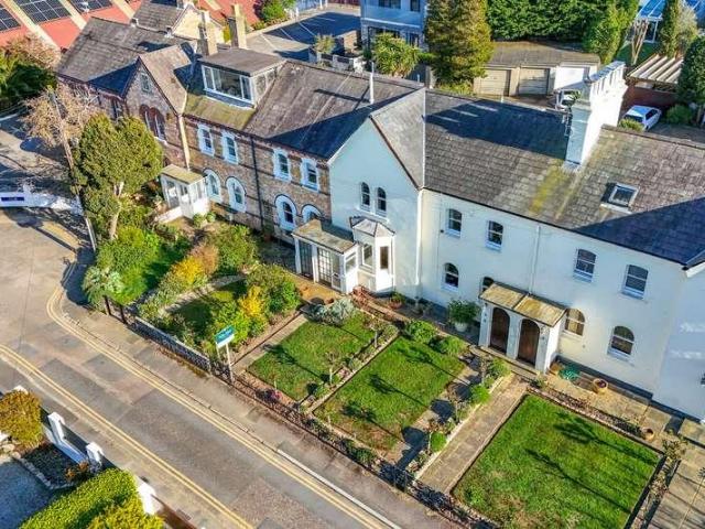 2 bed house for sale