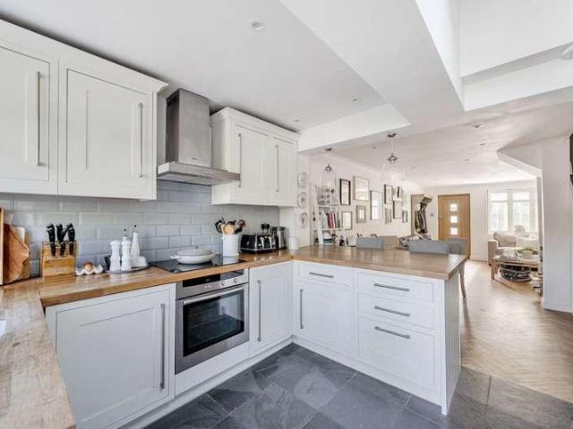 2 bed house for sale