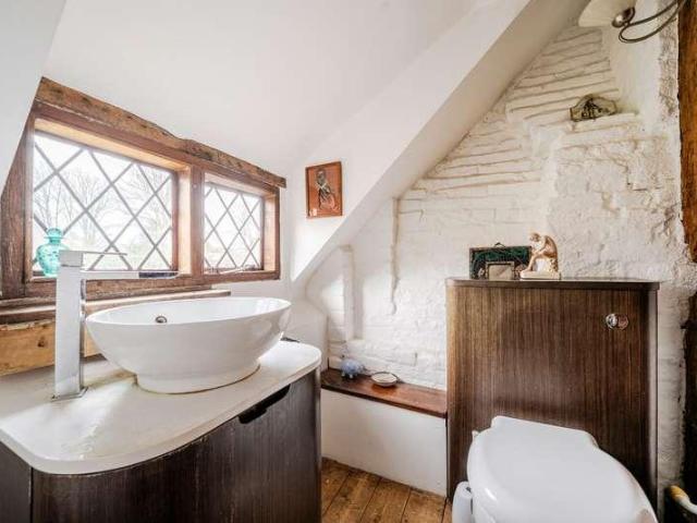 2 bed house for sale