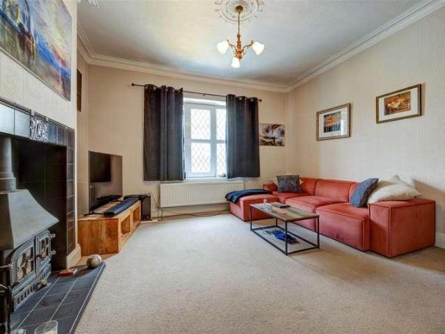 2 bed flat for sale