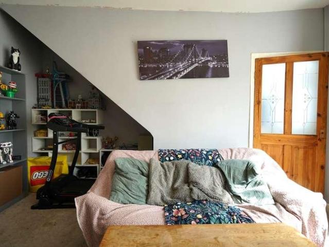 2 bed house for sale