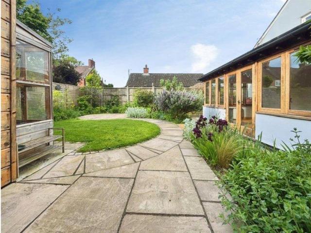 2 bed house for sale