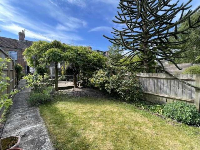 2 bed house for sale