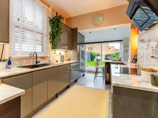 2 bed house for sale