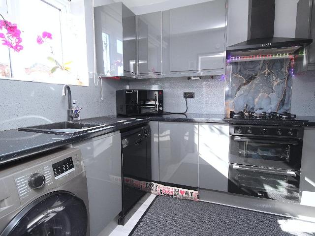 2 bed house for sale
