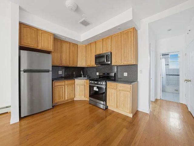 2 BED in Crown Heights close to Bway Junction!