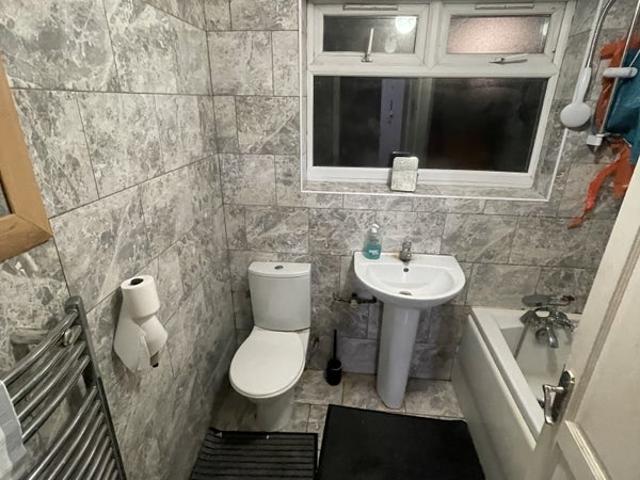 2 Bed in Stratford Village