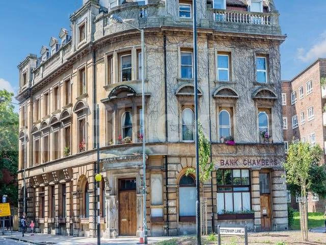 2 bed located within a bank conversion close to Hornsey Station