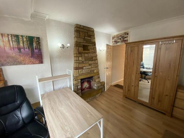2 Bed Maisonette, Montford House, E14