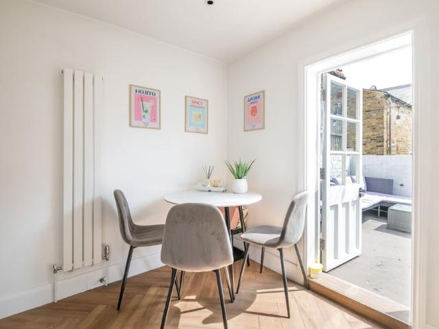 2 Bed Maisonette, Emu Road, SW8