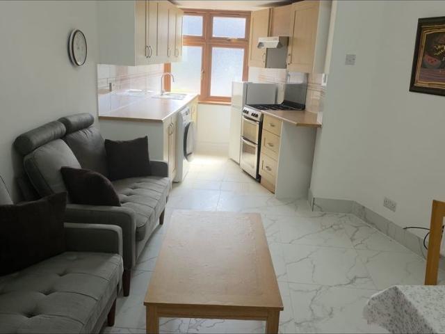 2 Bed Maisonette, Gibbon Road, W3