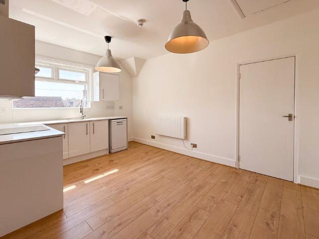 2 bed maisonette to rent in 52B Furze Platt Road, Maidenhead, Berkshire, SL6 7NN