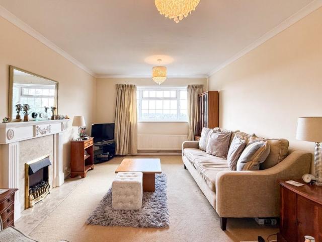 2 bed maisonette to rent in Avondale, Maidenhead, Berkshire, SL6 6SE