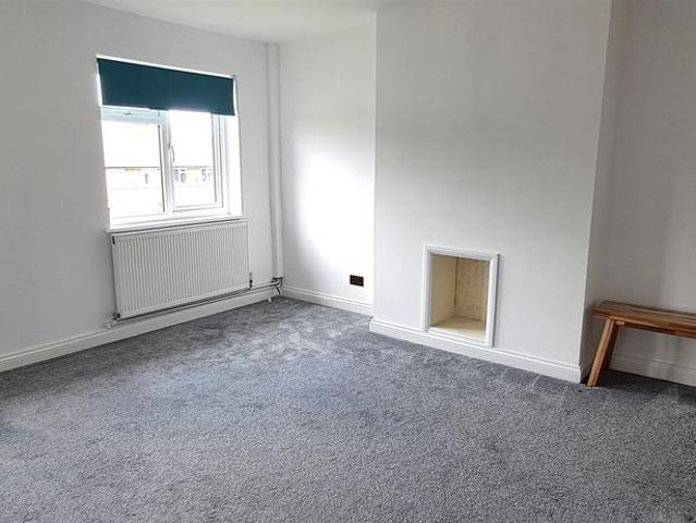2 bed maisonette to rent in Bournehall Avenue, Bushey, WD23
