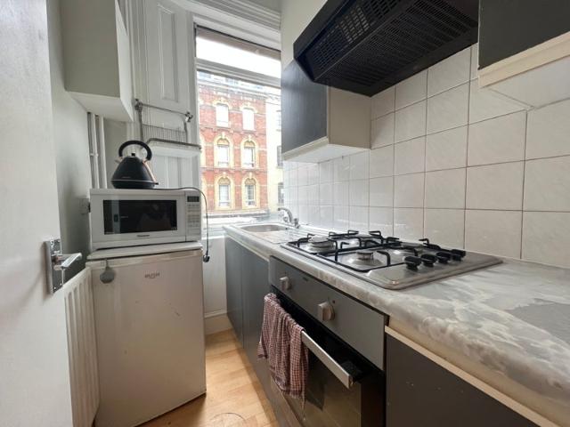 2 Bed Moments from Liverpool Street! No Lounge