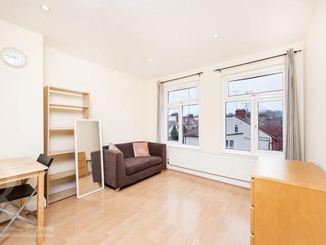 2 Bed NW11 close to tube