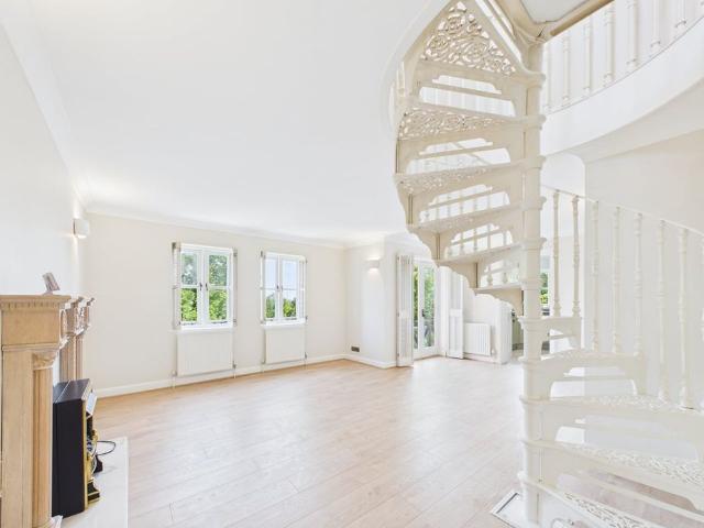 2 Bed Penthouse, Peterborough Road, HA1