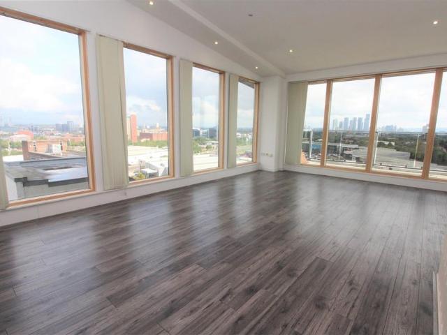 2 Bed Penthouse, Warwick Road, M16