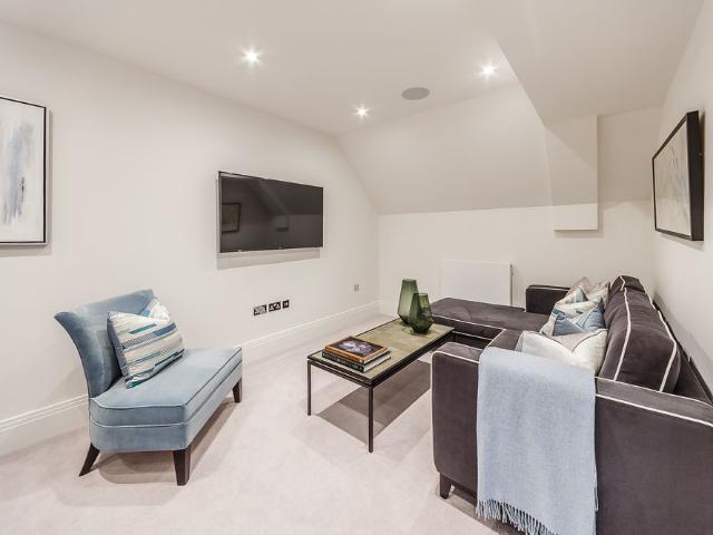 2 bed penthouse to rent