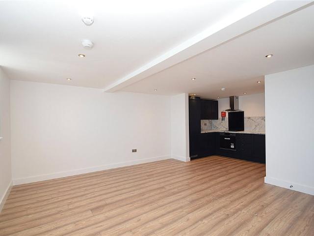 2 bed penthouse to rent in Queens Parade, Scarborough, North Yorkshire, YO12