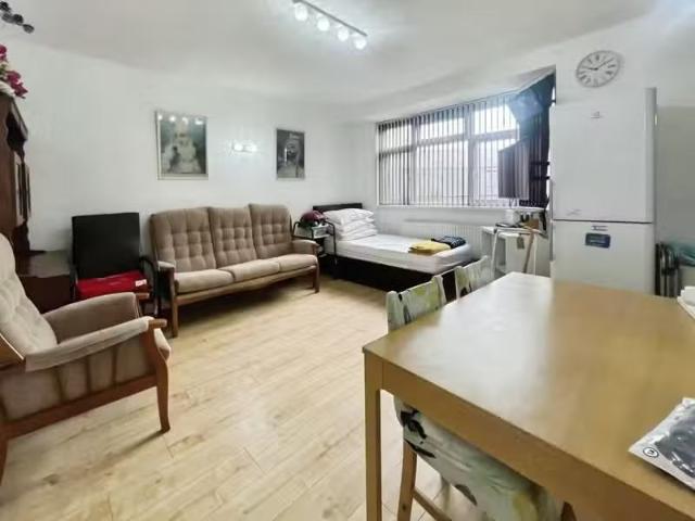 2 bed property to rent in Balfour Road, UB2, Southall