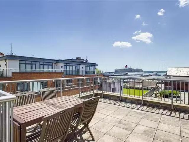 2 bed property to rent in City Court, SO14, Southampton