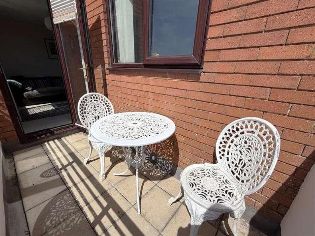 2 bed flat for sale