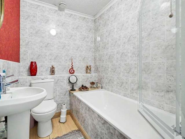 2 bed property for sale