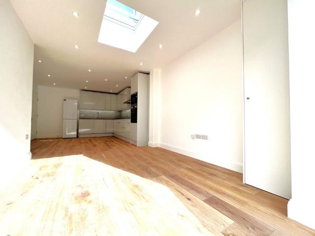 2 bed PRIVATE GARDEN with PARKING space, Windmill Road, London, W5 4DL