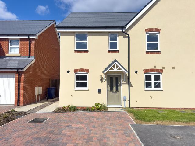 2 bed Semi Detached House To Let