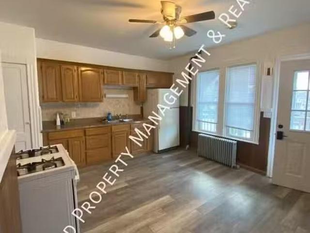 2 Bedroom/1 Bath on 1st floor for $1600 per month 158 Logee S.