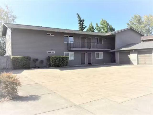 2 Bedroom, 1 Bath Apartment 1893 Kellenbeck Ave