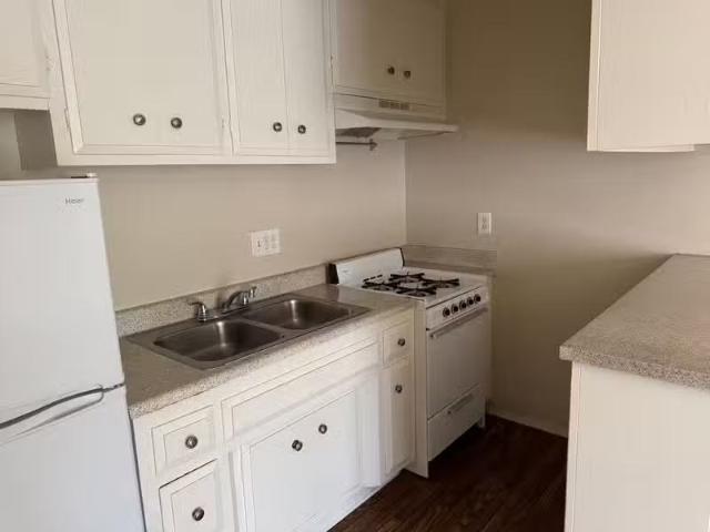 2 BEDROOM 1 BATH PAL901 4