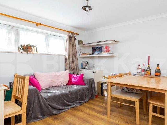2 Bedroom, 1 bath, 1 reception Flat