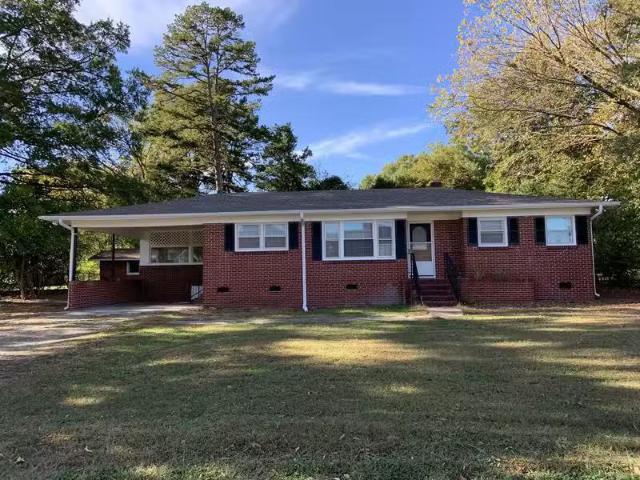 2 bedroom / 1 bathroom Full Brick Ranch 715 Long Ave