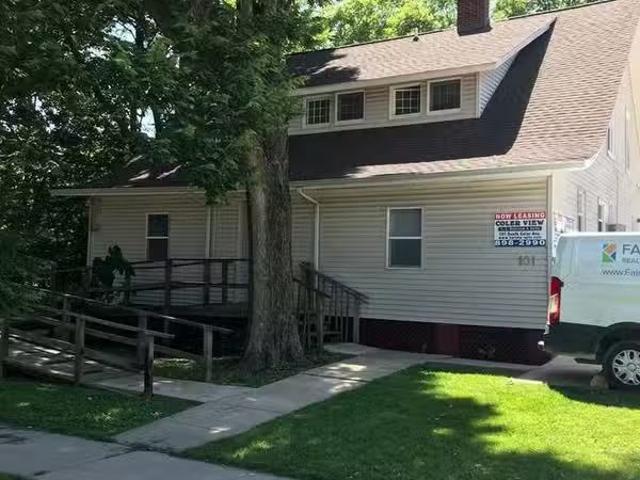 2 bedroom / 2.5 bath 101 South Coler Avenue