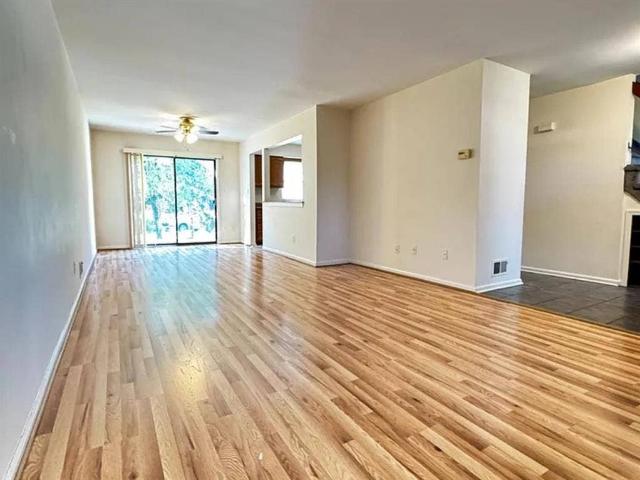 2 bedroom, 2.5 bath townhouse
