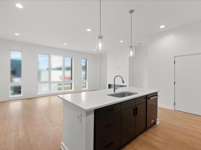 2 Bedroom, 2 Bath Apartment in Heart of West Town