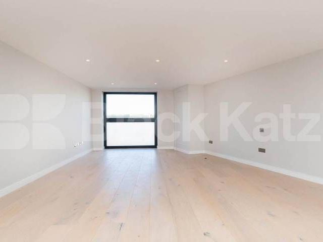 2 Bedroom, 2 bath, 1 reception Apartment