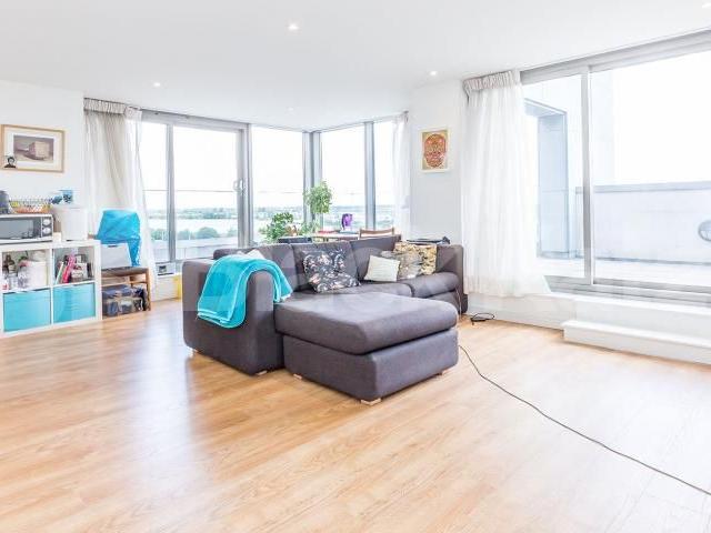 2 Bedroom, 2 bath, 1 reception Penthouse