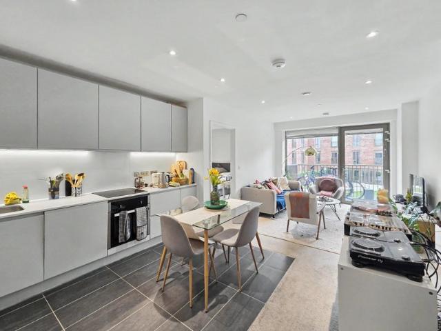2 Bedroom 2 Bathroom Apartment in Salford