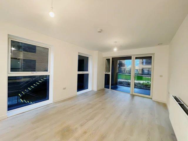 2 Bedroom 2 Bathroom Flat8