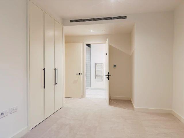 2 Bedroom 2 Bathroom Flat8