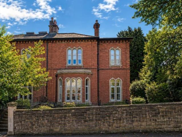 2 Bedroom 2 Bathroom Flat immediate let