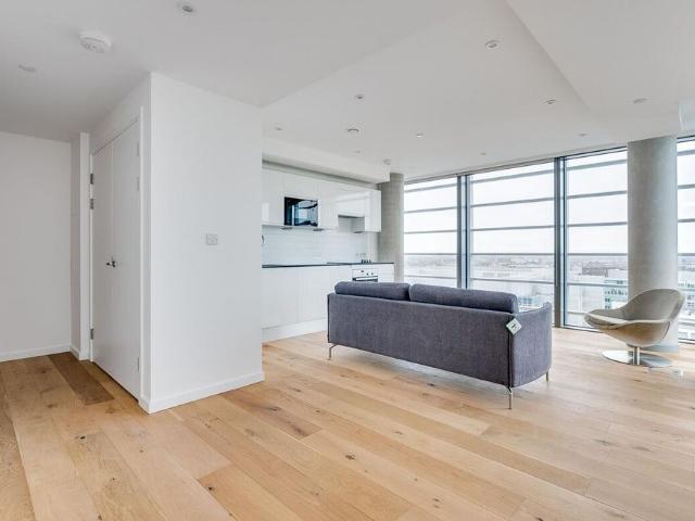 2 bedroom 2 bathroom flat in the heart of White City
