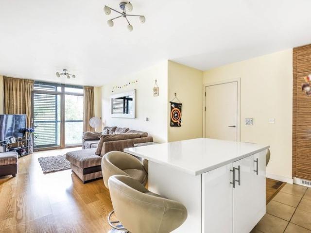 2 bedroom, 2 bathroom spacious Greenwich flat