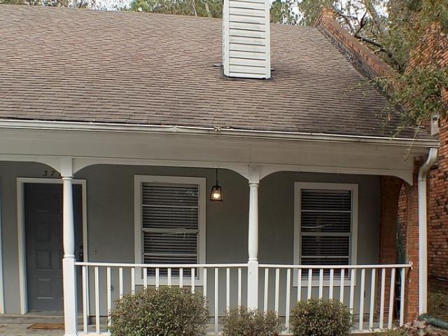 Renovated 2 Bedroom 2 Full Bath Townhome Must See! Water and Trash Included!