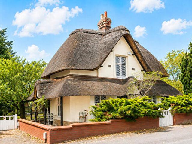 2 Bedroom Cottage To Rent In Oxford Road, Aylesbury, HP17