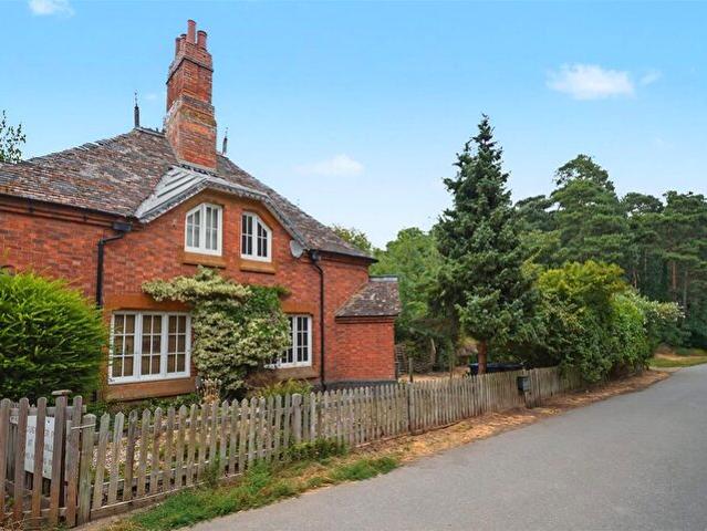 2 Bedroom Cottage To Rent In Harlestone Road, Northampton, NN5