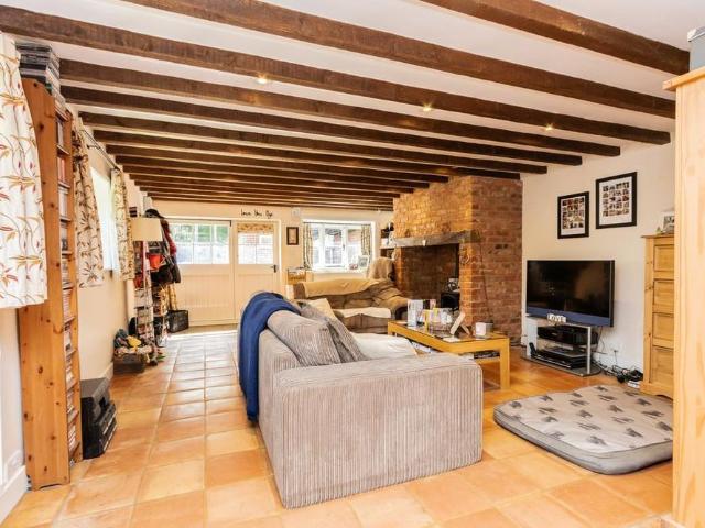 2 bedroom cottage to rent
